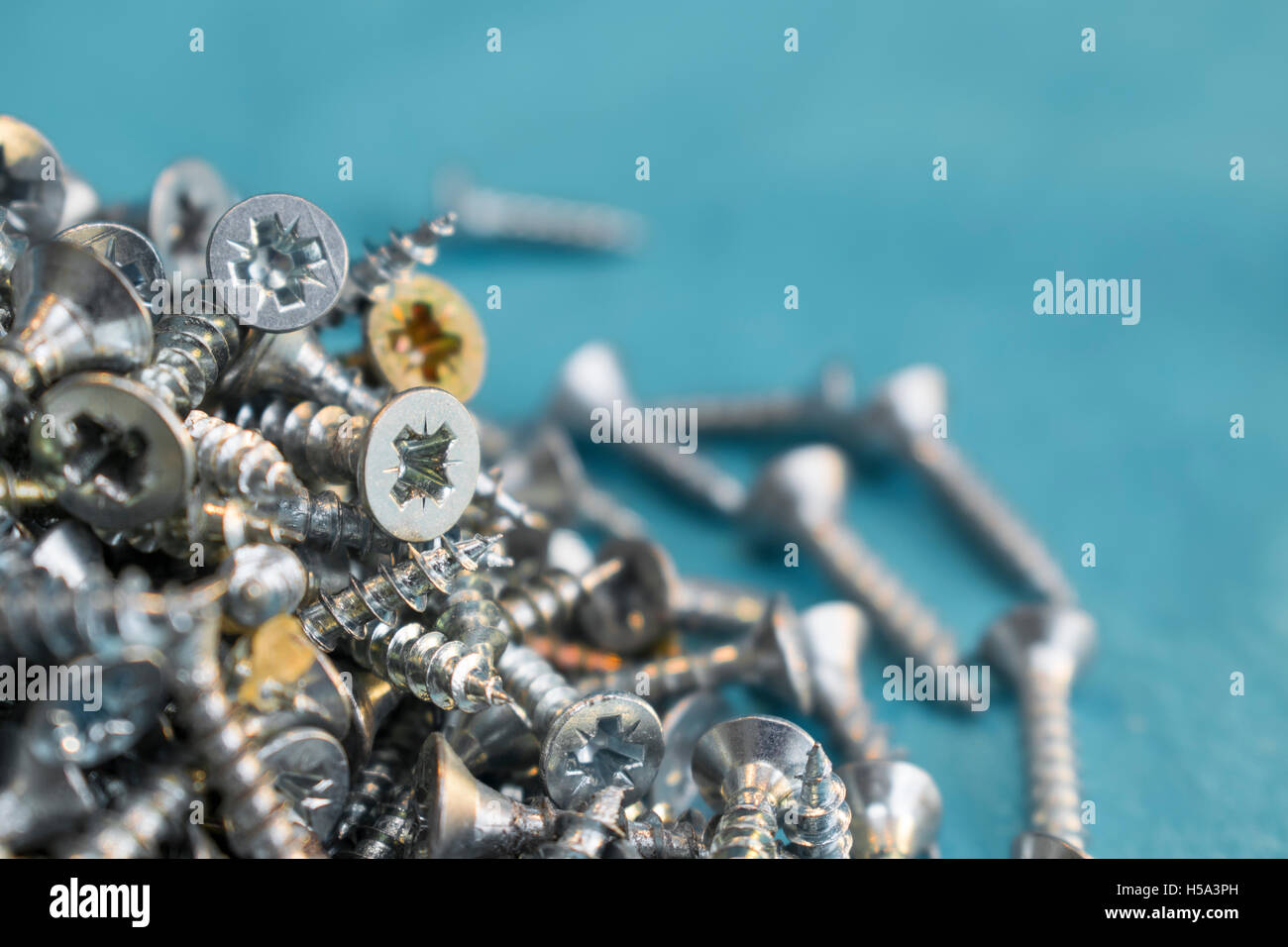 Close up view of pile of screws Stock Photo - Alamy