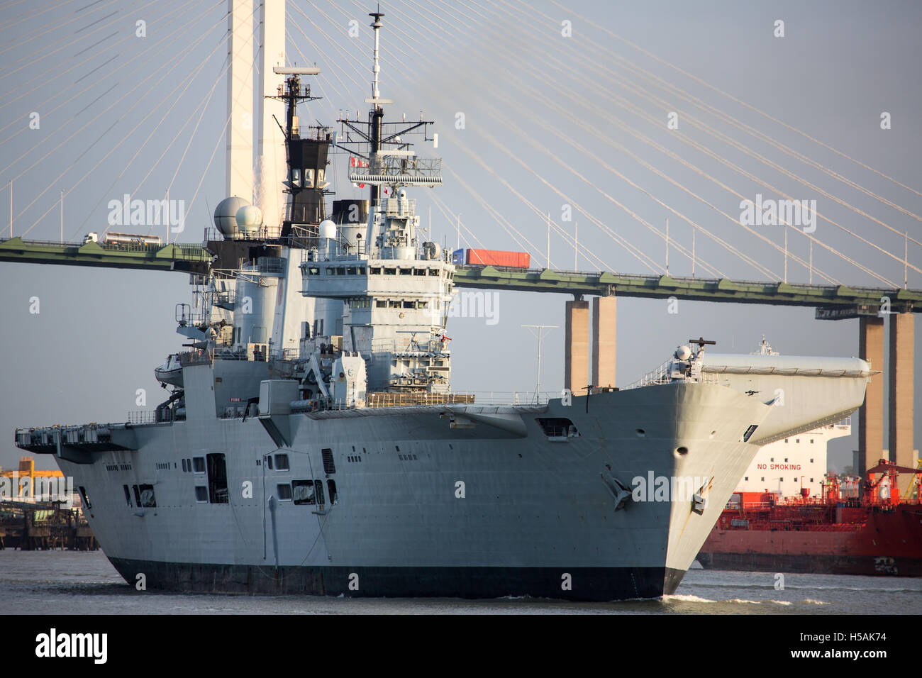 Hms illustrious falklands hi-res stock photography and images - Alamy