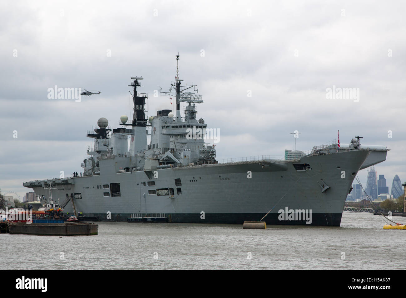 Hms illustrious falklands hi-res stock photography and images - Alamy