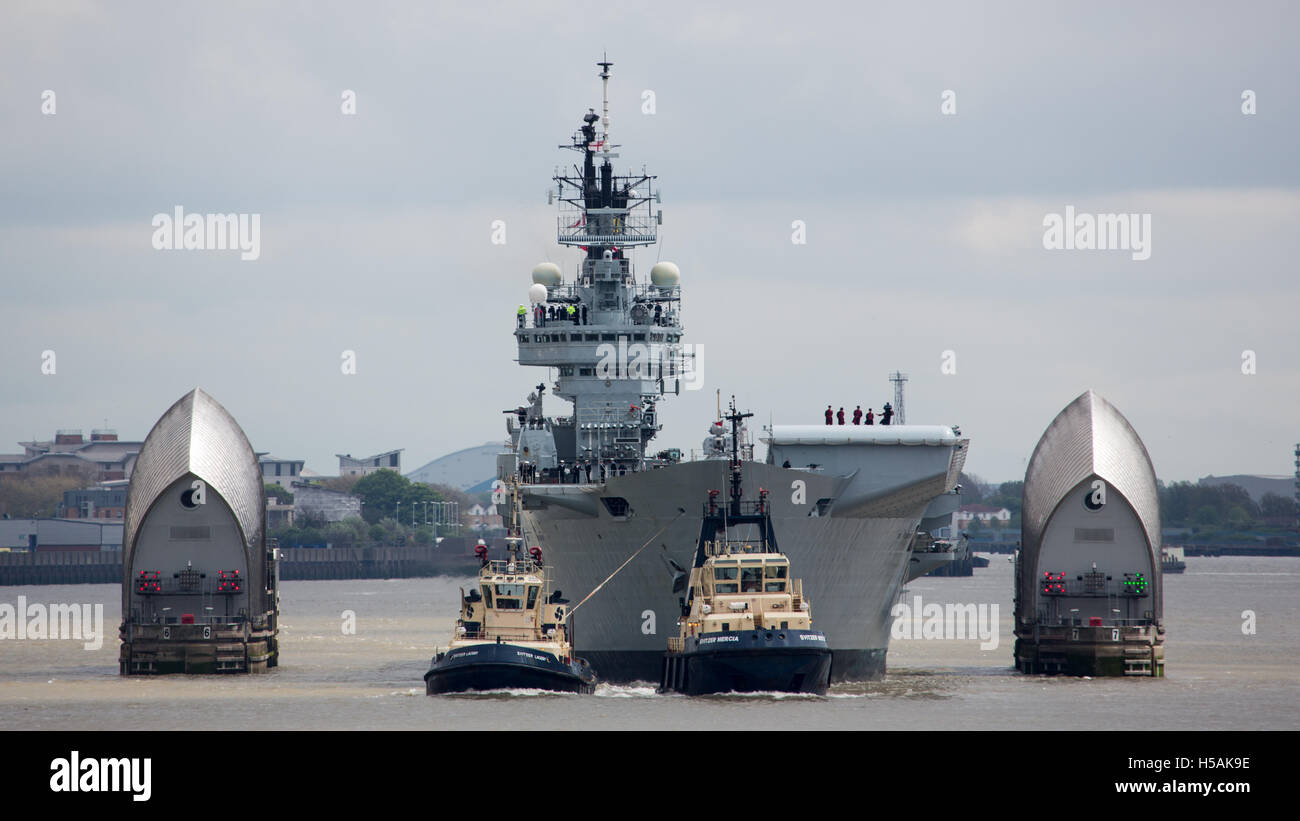 HMS Illustrious final visit to London in 2013 Stock Photo - Alamy