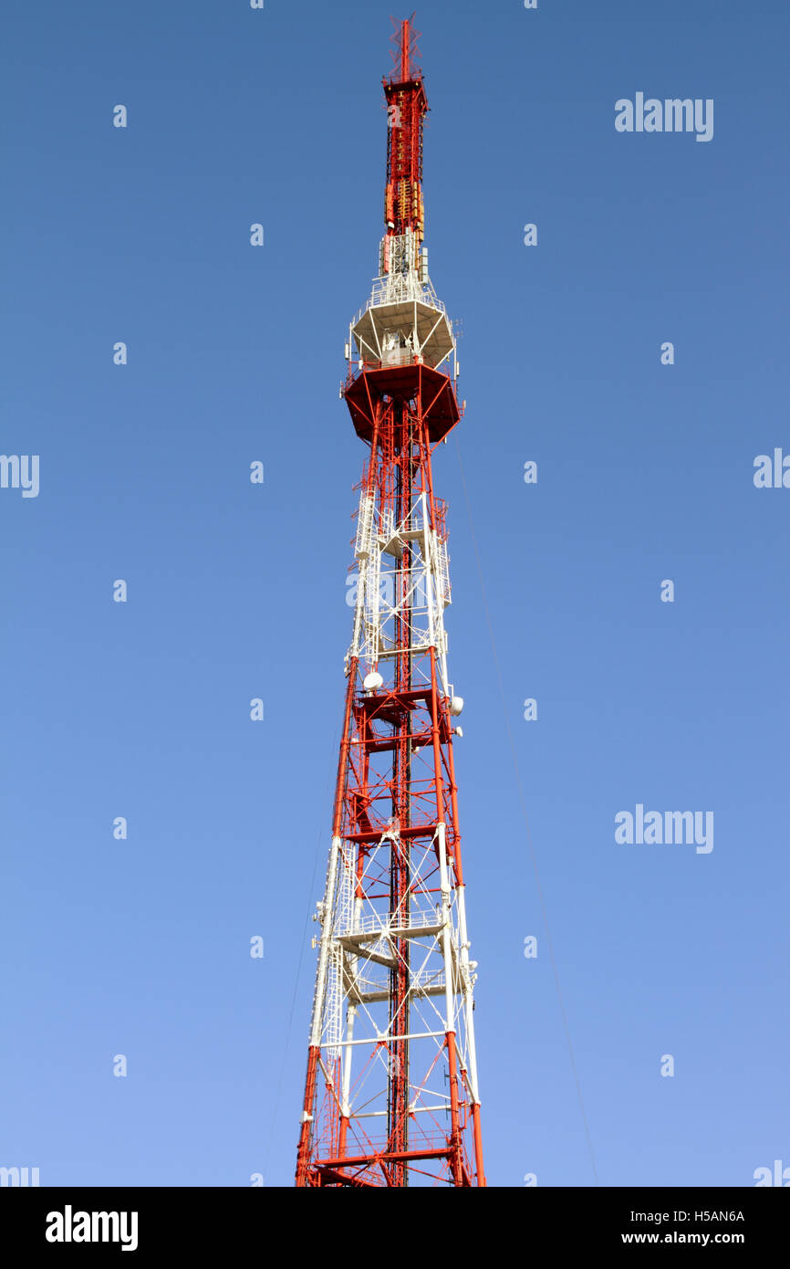 Red and white radio tower hi-res stock photography and images - Alamy