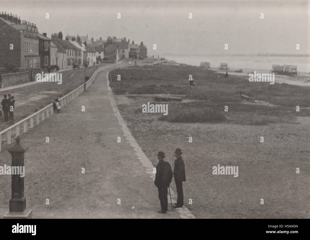 Men wearing bowler hats hi-res stock photography and images - Alamy