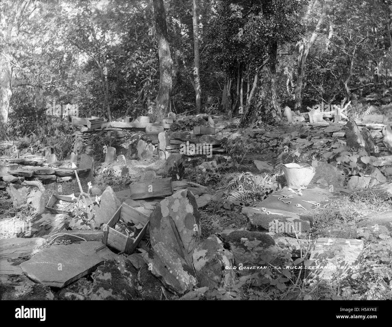 Vintage graveyard photo hi-res stock photography and images - Alamy
