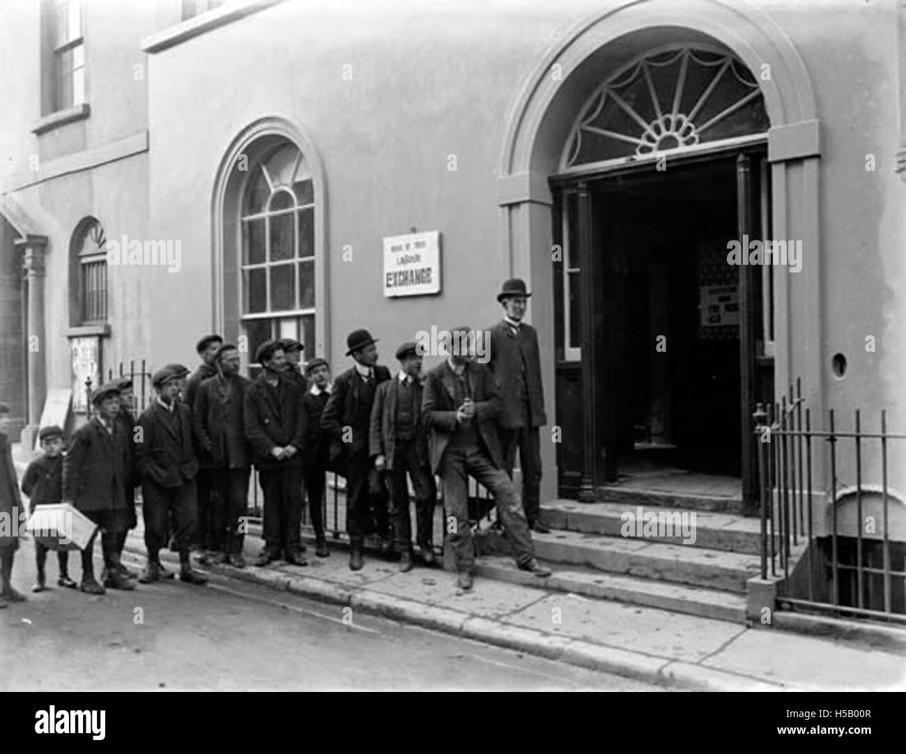 Form an orderly queue to the left Stock Photo - Alamy