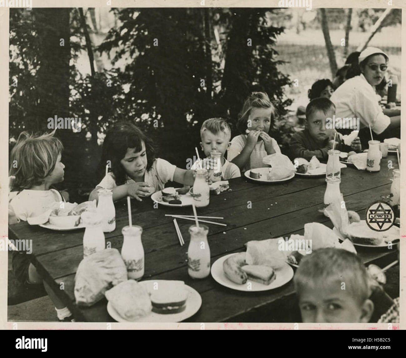 1950 children outdoors hi-res stock photography and images - Alamy