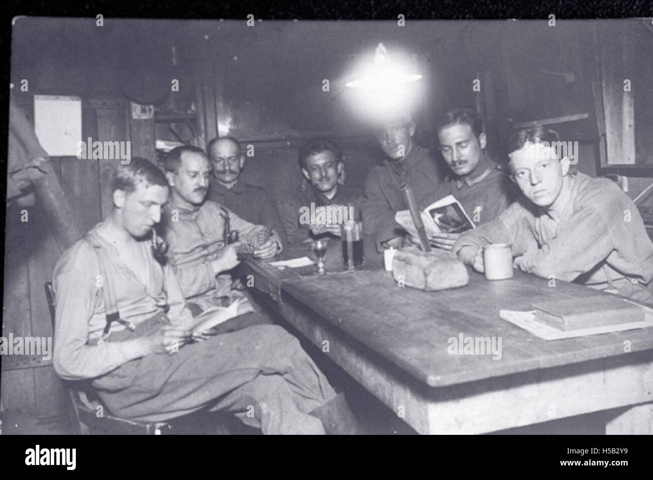 Playing cards around table hi-res stock photography and images - Alamy