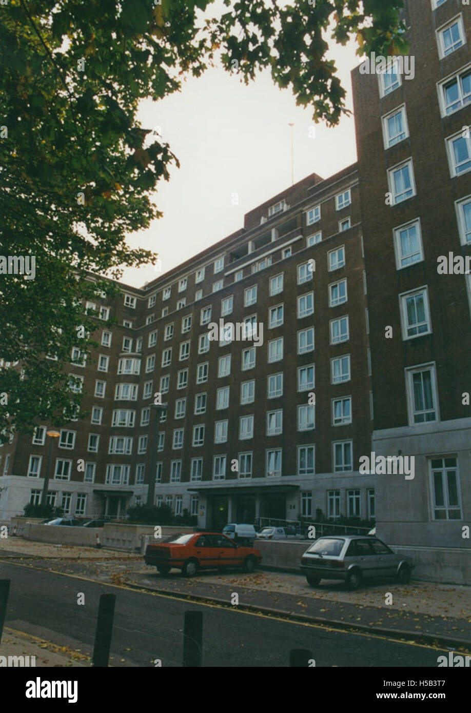 Bankside House, located in the vicinity of the Thames in London, is ...