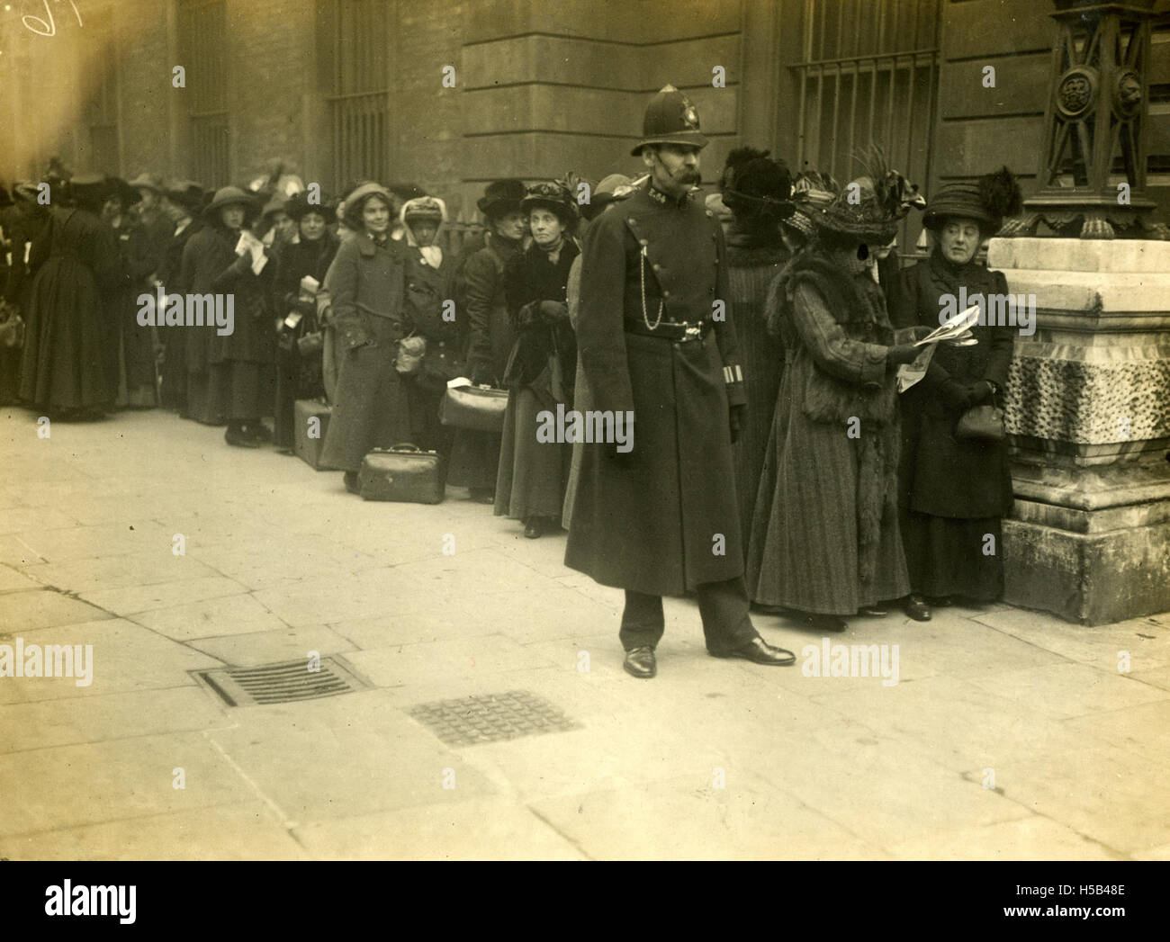 Women waiting outside bow street hi-res stock photography and images ...