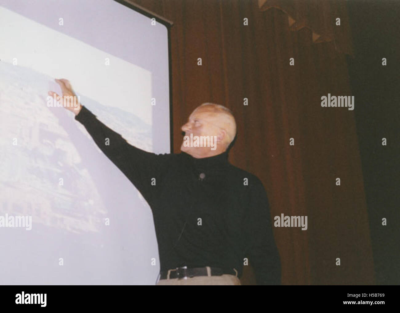 This photograph features Norman Foster, a renowned British architect ...