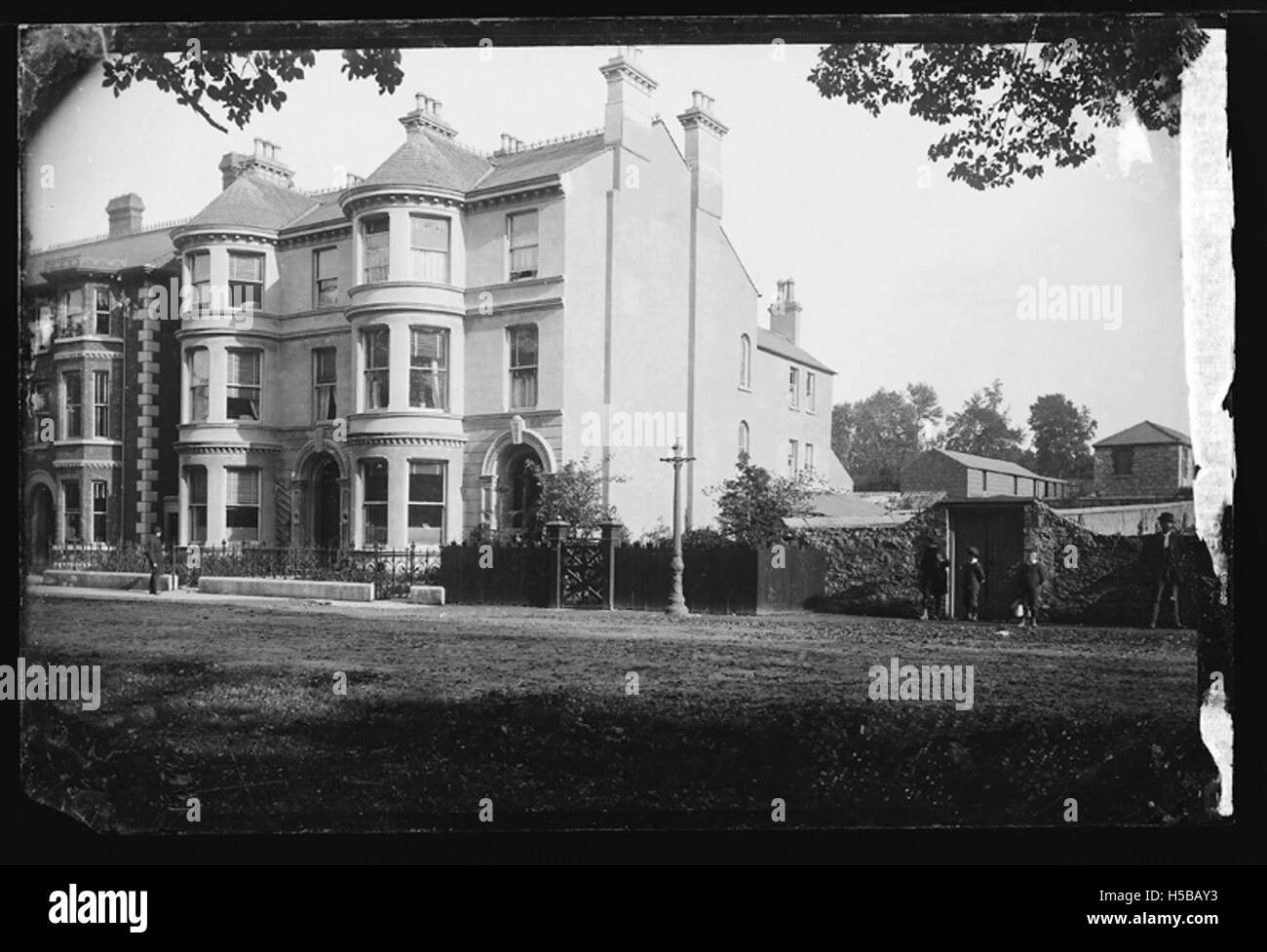 Reflecting modern architecture in Black and White Stock Photos & Images ...
