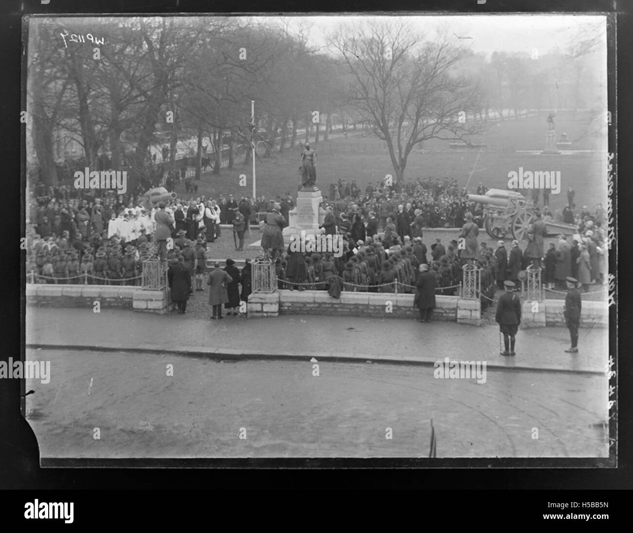 War memorial remembrance service hi-res stock photography and images ...