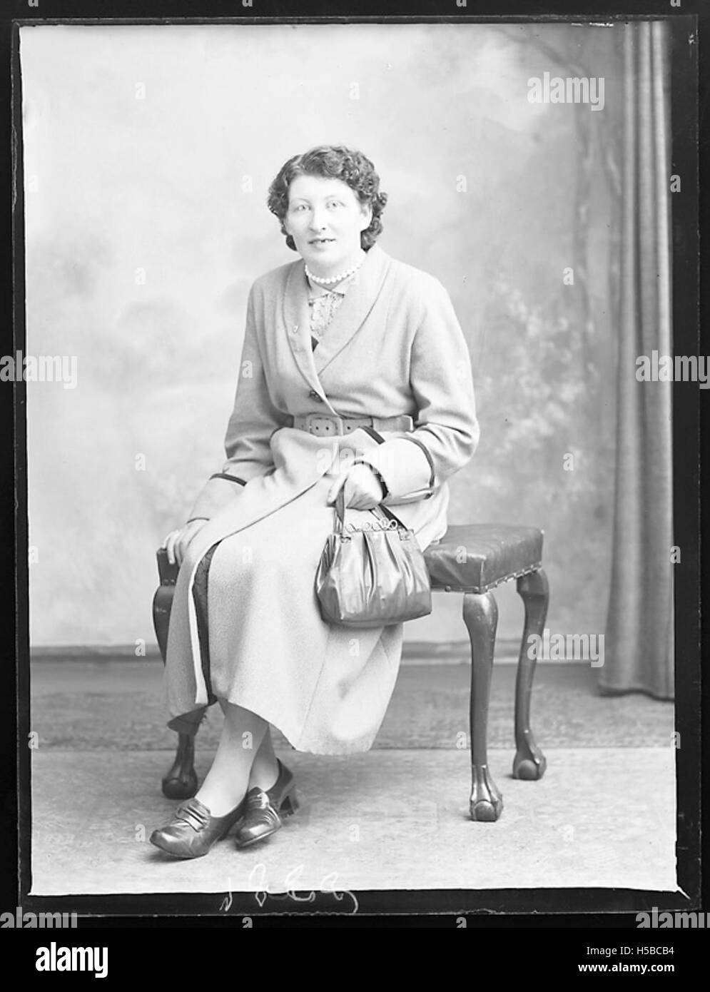 The reference 'D1422B76485 B 001A' seems to be a catalog or inventory code for an object ...