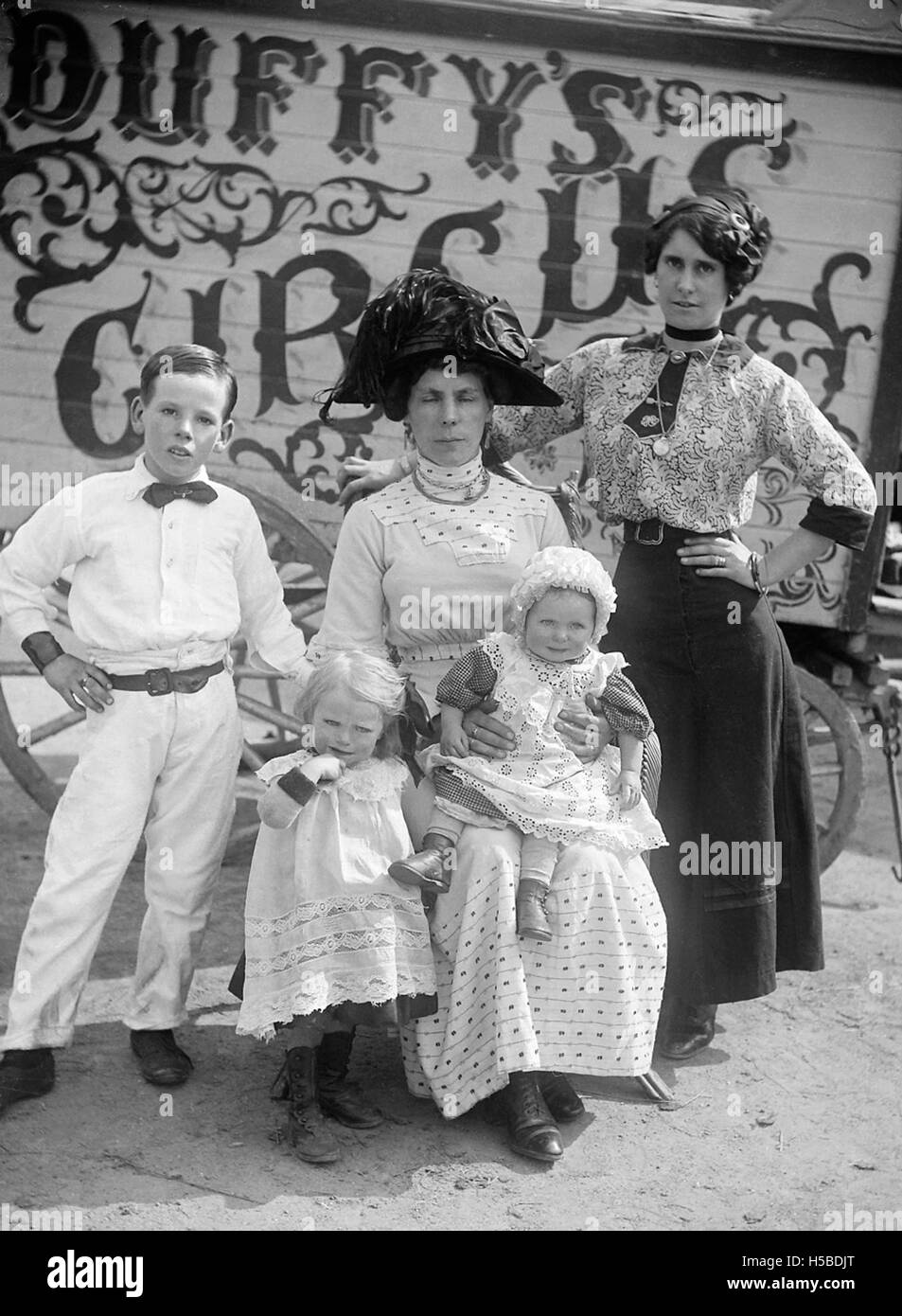 Duffy's Circus, two women and three children Stock Photo - Alamy