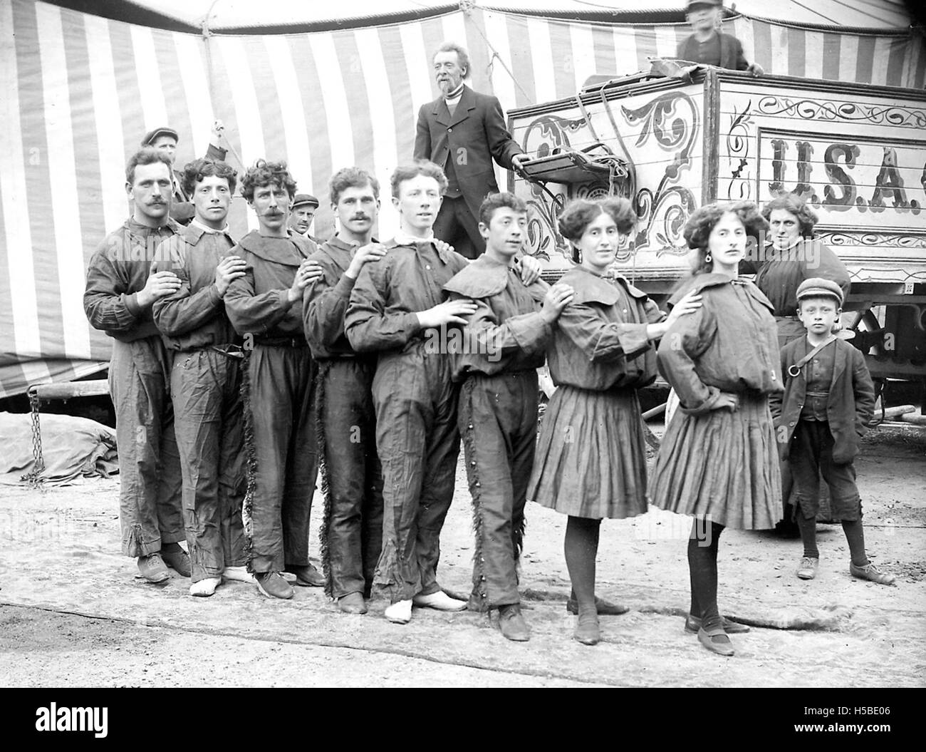 Circus group vintage hi-res stock photography and images - Alamy
