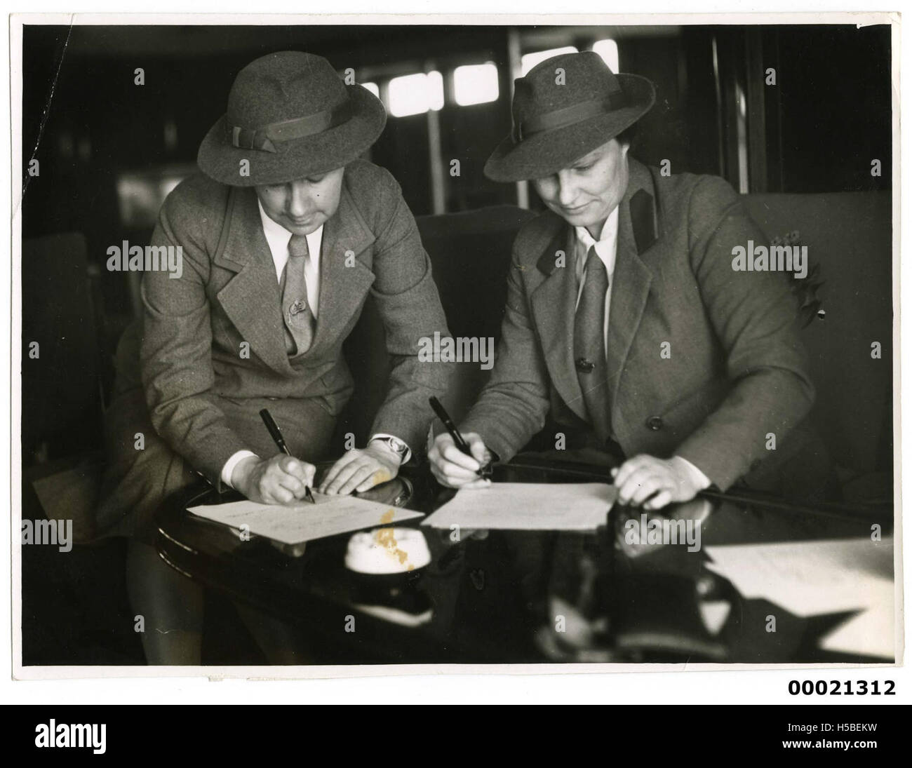 Female military personnel staff hi-res stock photography and images - Alamy