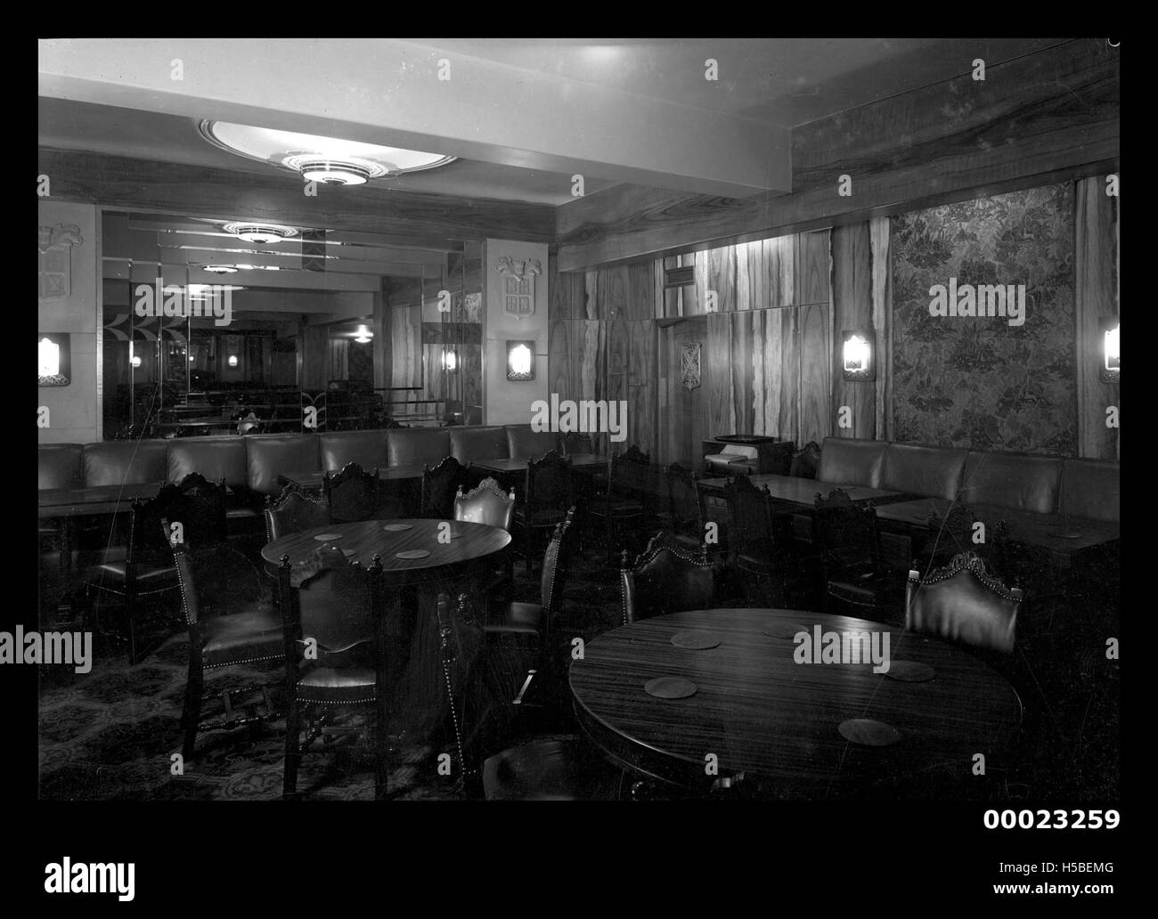 Vintage lounge Black and White Stock Photos & Images - Alamy