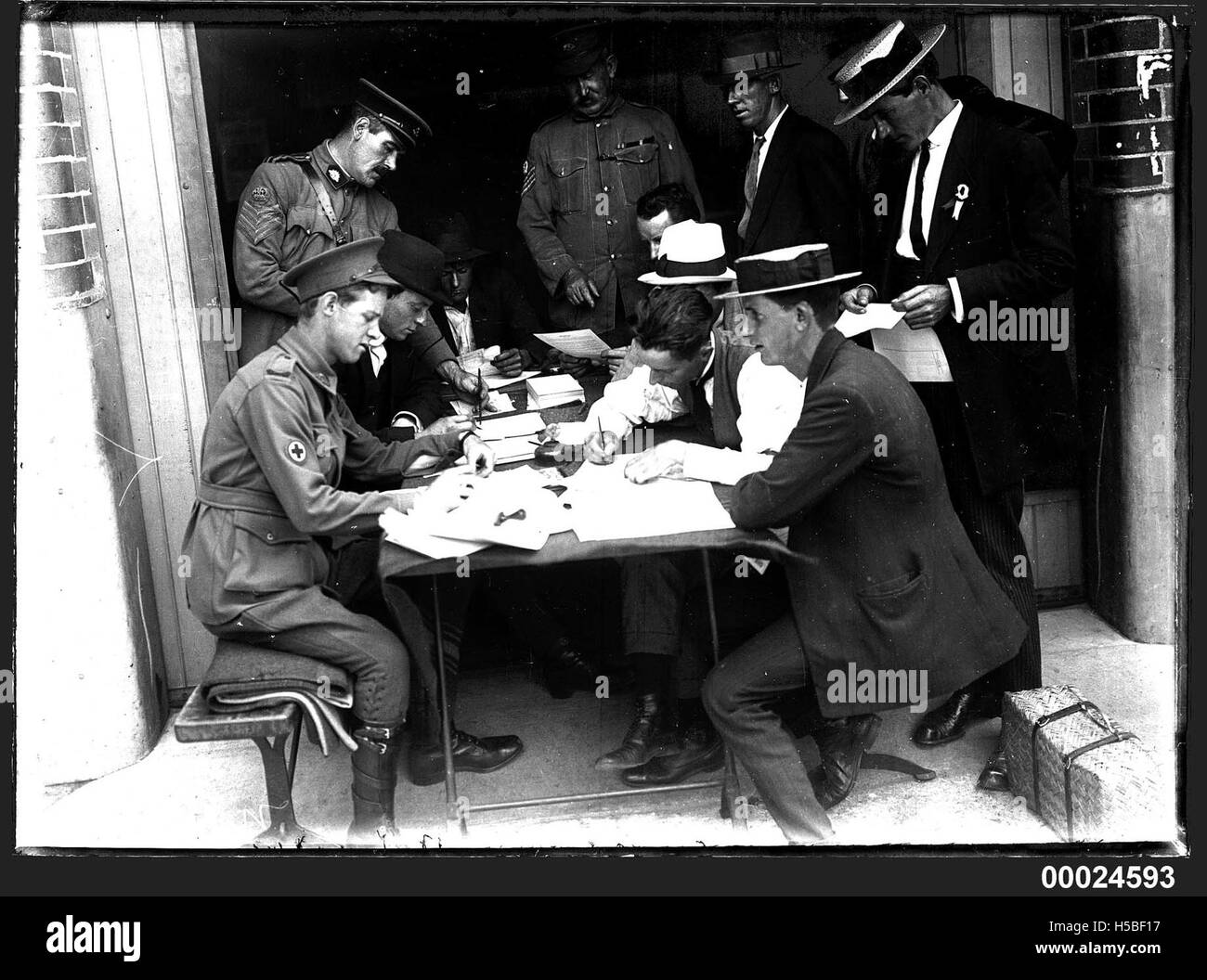 Signing up for the army historic hi-res stock photography and images ...