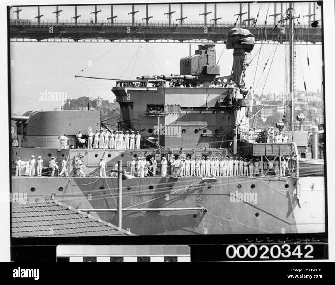 HMAS SYDNEY (II) and crew moored in Sydney Harbour after returning from ...
