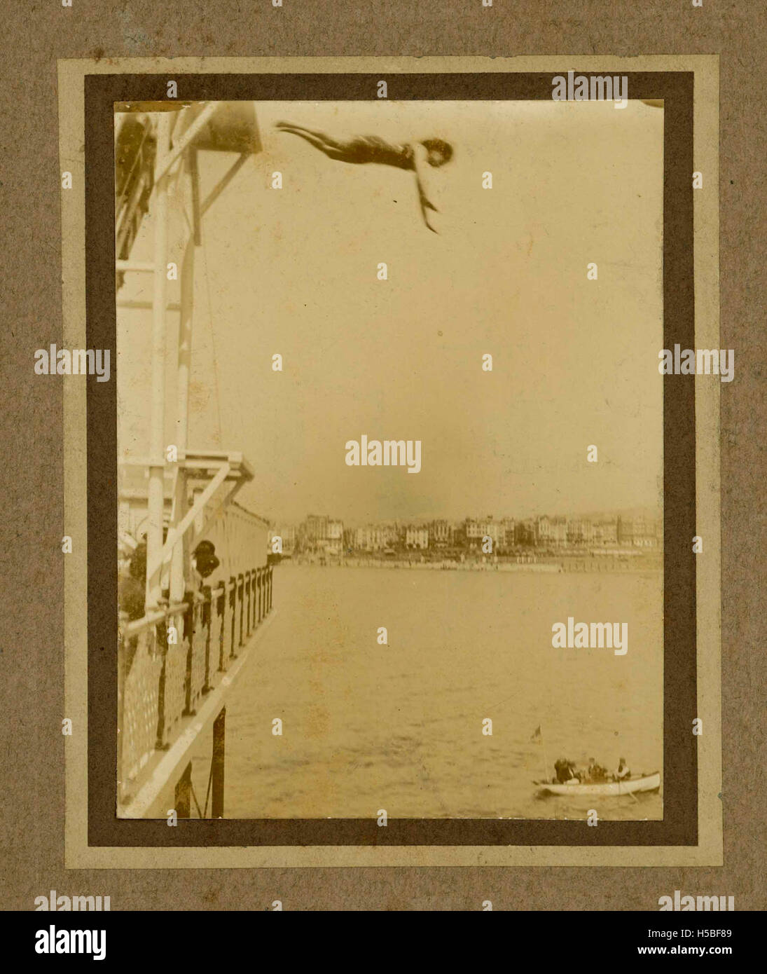Photograph of Beatrice Kerr diving from a platform Stock Photo - Alamy