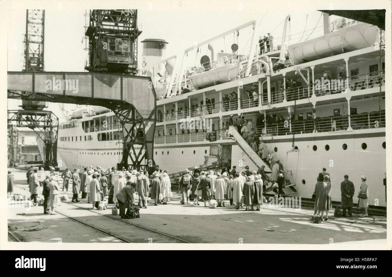 Passengers boarding an ocean liner Stock Photo - Alamy