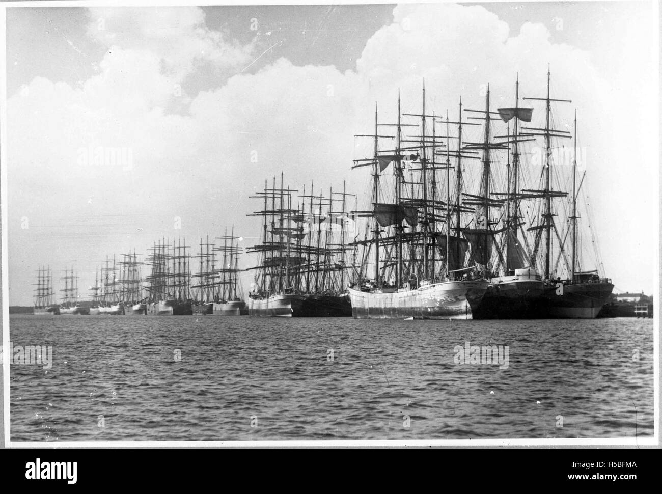 Sailing ships in new Black and White Stock Photos & Images - Alamy
