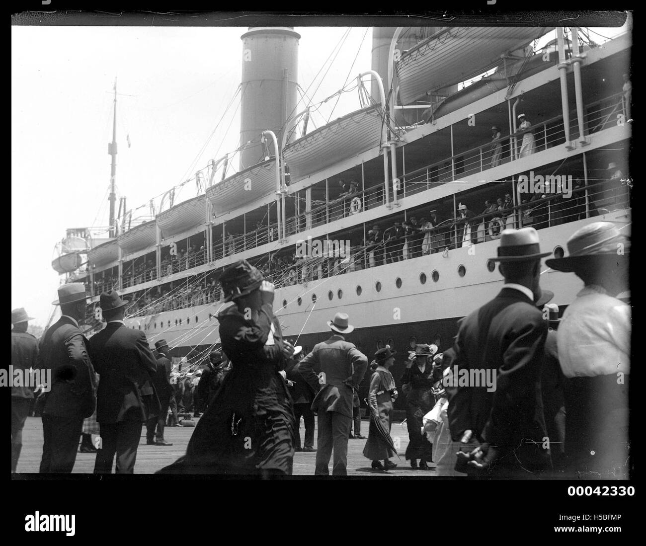 RMS ORVIETO of Belfast departing for London Stock Photo - Alamy