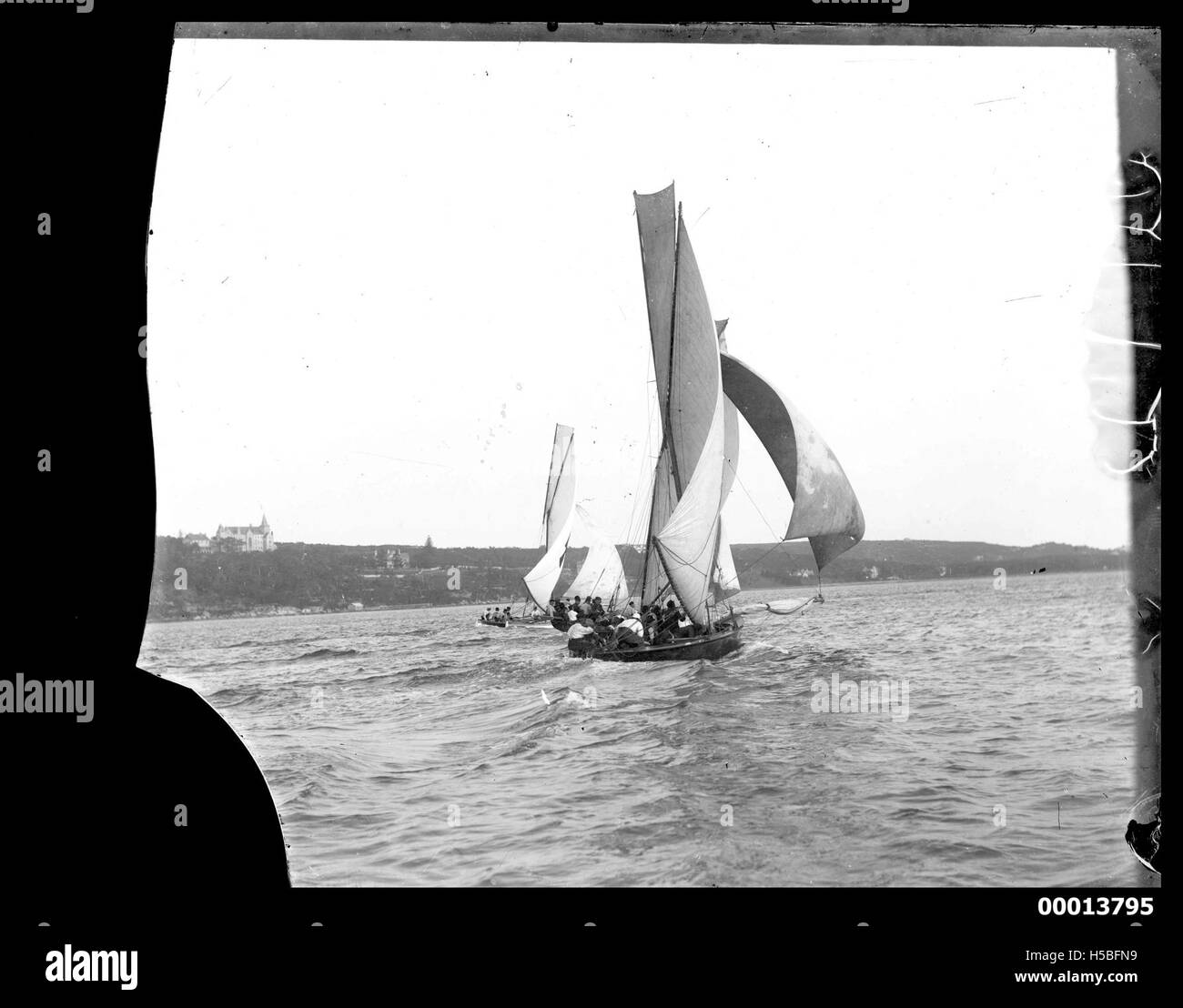 Yacht race yachts racing Black and White Stock Photos & Images - Alamy