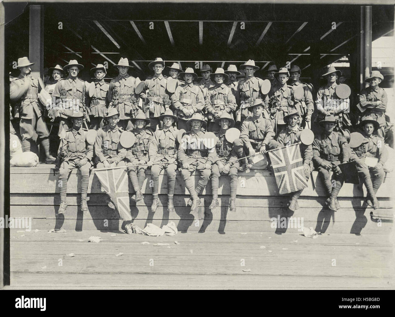 Soldiers waiting hi-res stock photography and images - Alamy