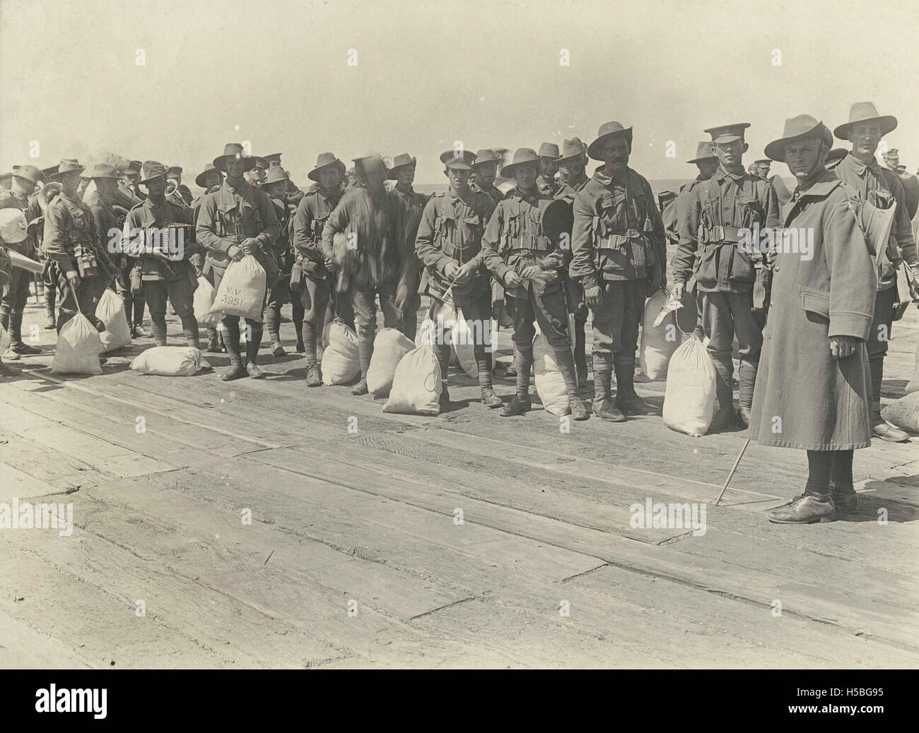 Soldiers waiting hi-res stock photography and images - Alamy