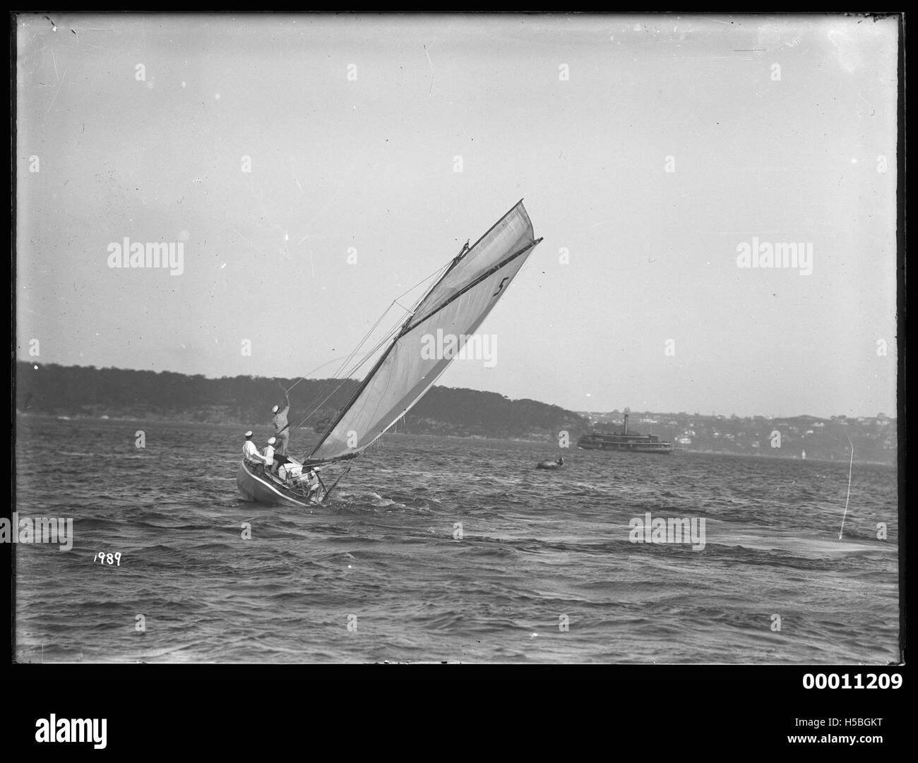 Sloop under sail on Sydney Harbour Stock Photo - Alamy