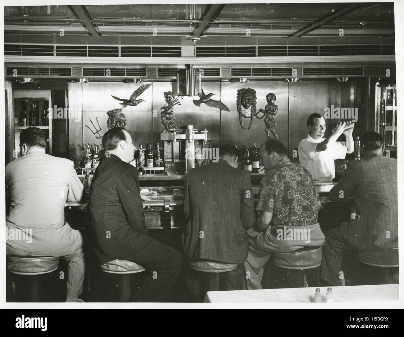 The cocktail bar onboard RMS CARONIA Stock Photo - Alamy