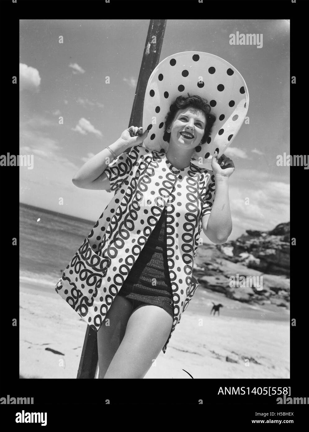 Beach 1950s vintage Black and White Stock Photos & Images - Alamy