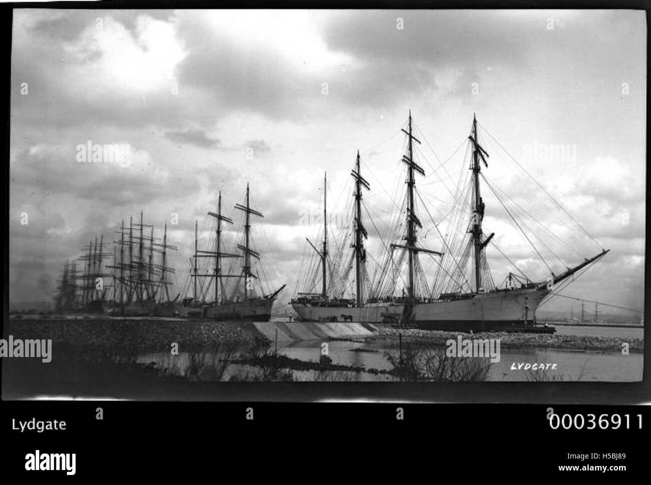 Four masted sailing ships hi-res stock photography and images - Alamy