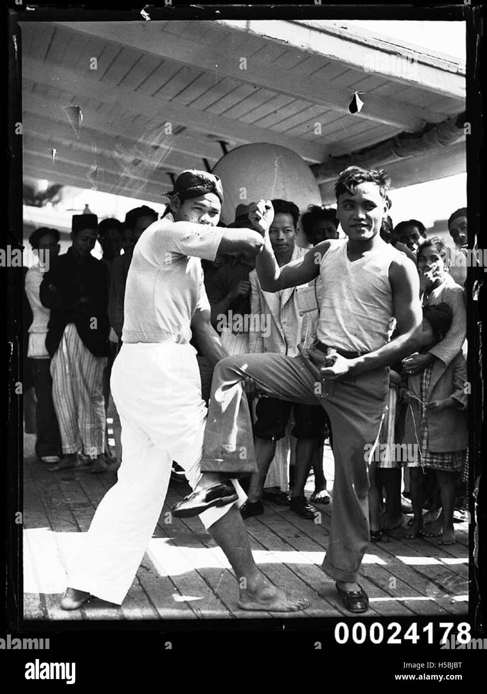 Men in combat hi-res stock photography and images - Alamy