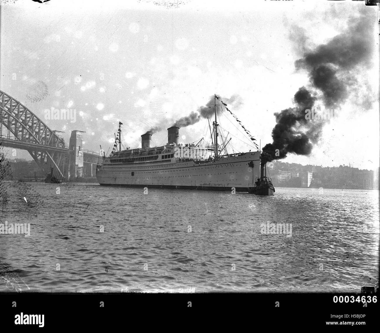 The SS Mariposa, a passenger ship, departs Sydney Cove in March 1932 ...