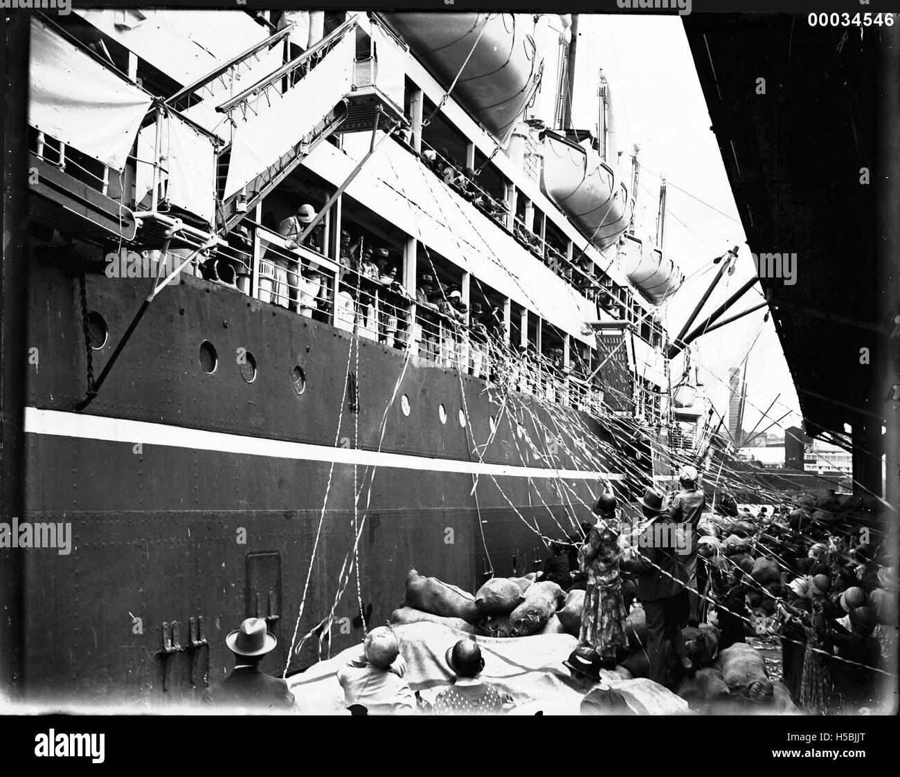 Passenger transport from ship hi-res stock photography and images - Alamy