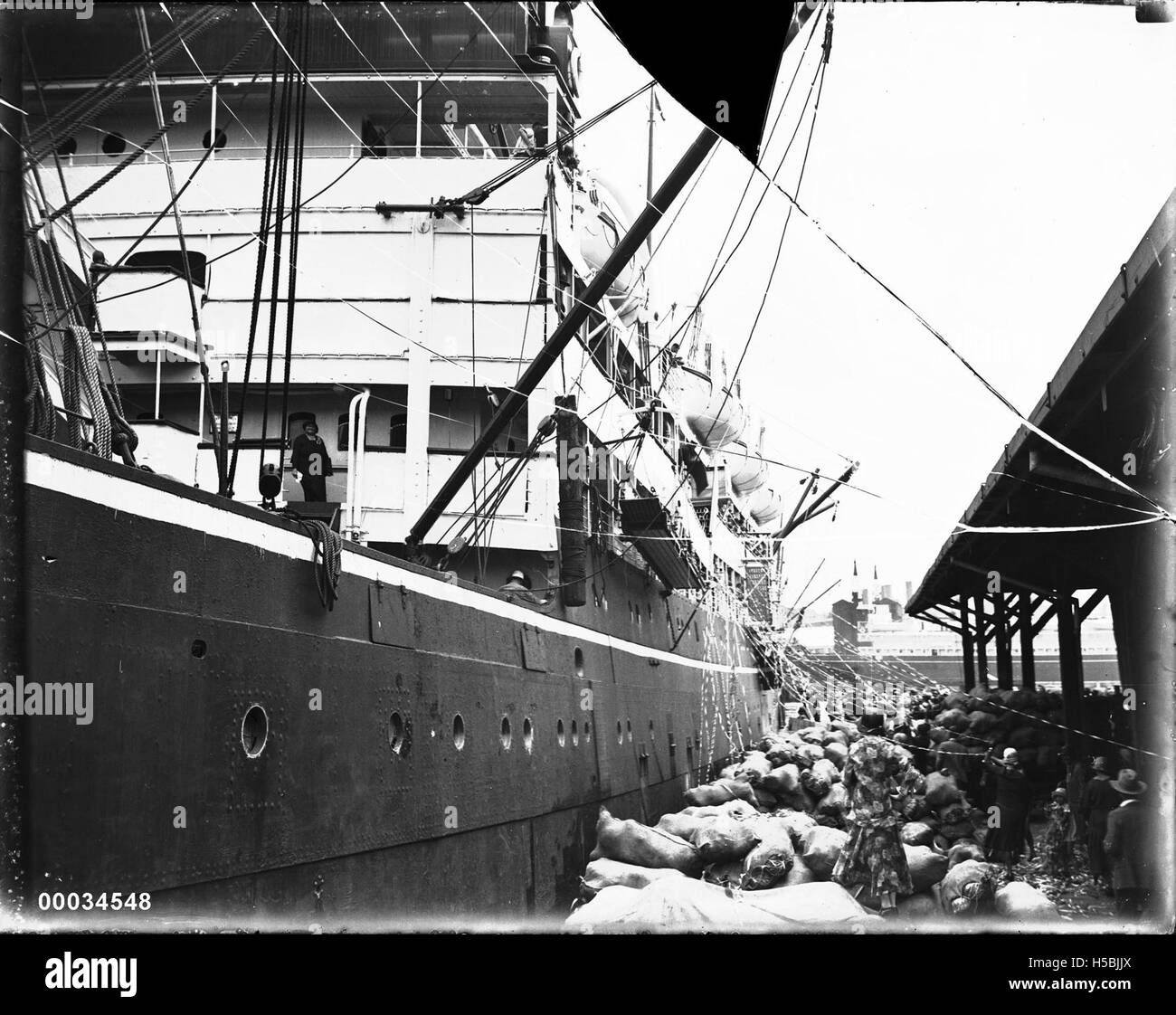Passenger ship 1930s hi-res stock photography and images - Alamy