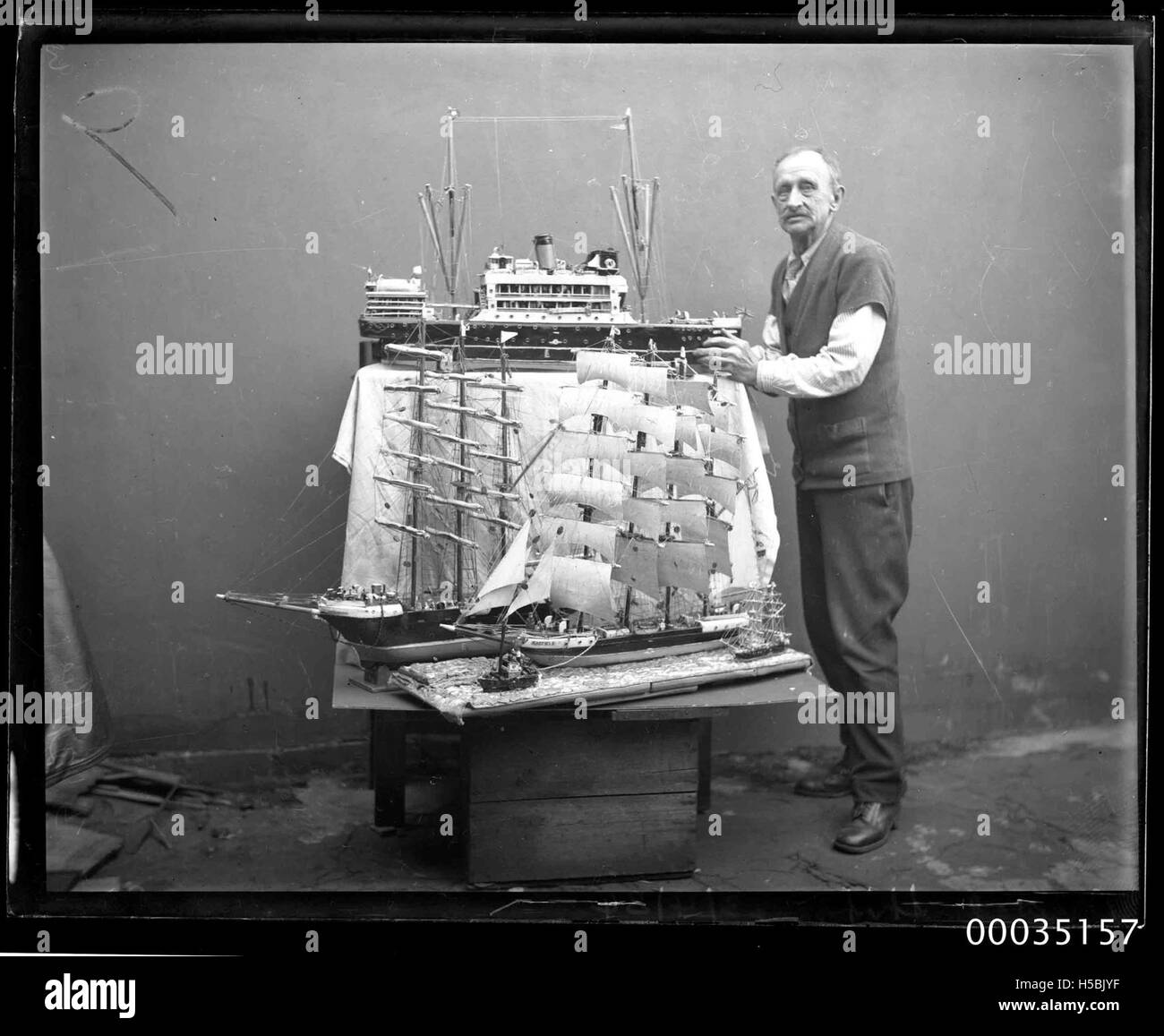 Various ships various ships Black and White Stock Photos & Images - Alamy