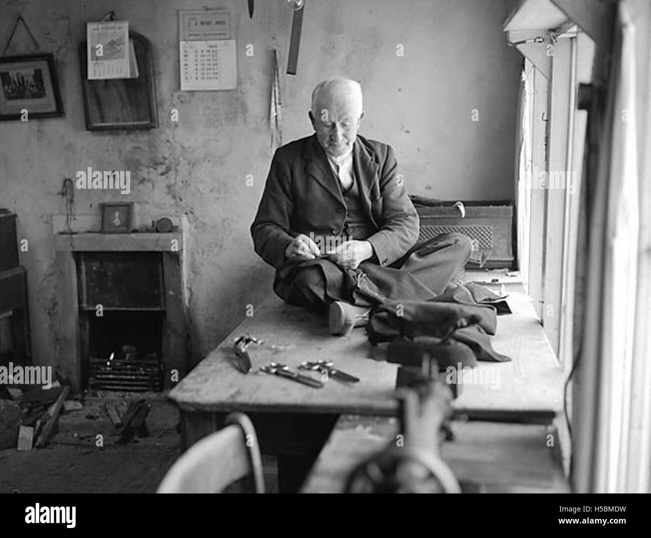 Sewing machine in tailor Black and White Stock Photos & Images - Alamy