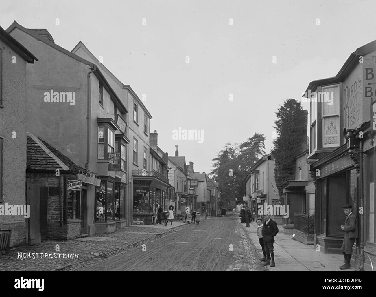 Typical english street view hi-res stock photography and images - Alamy