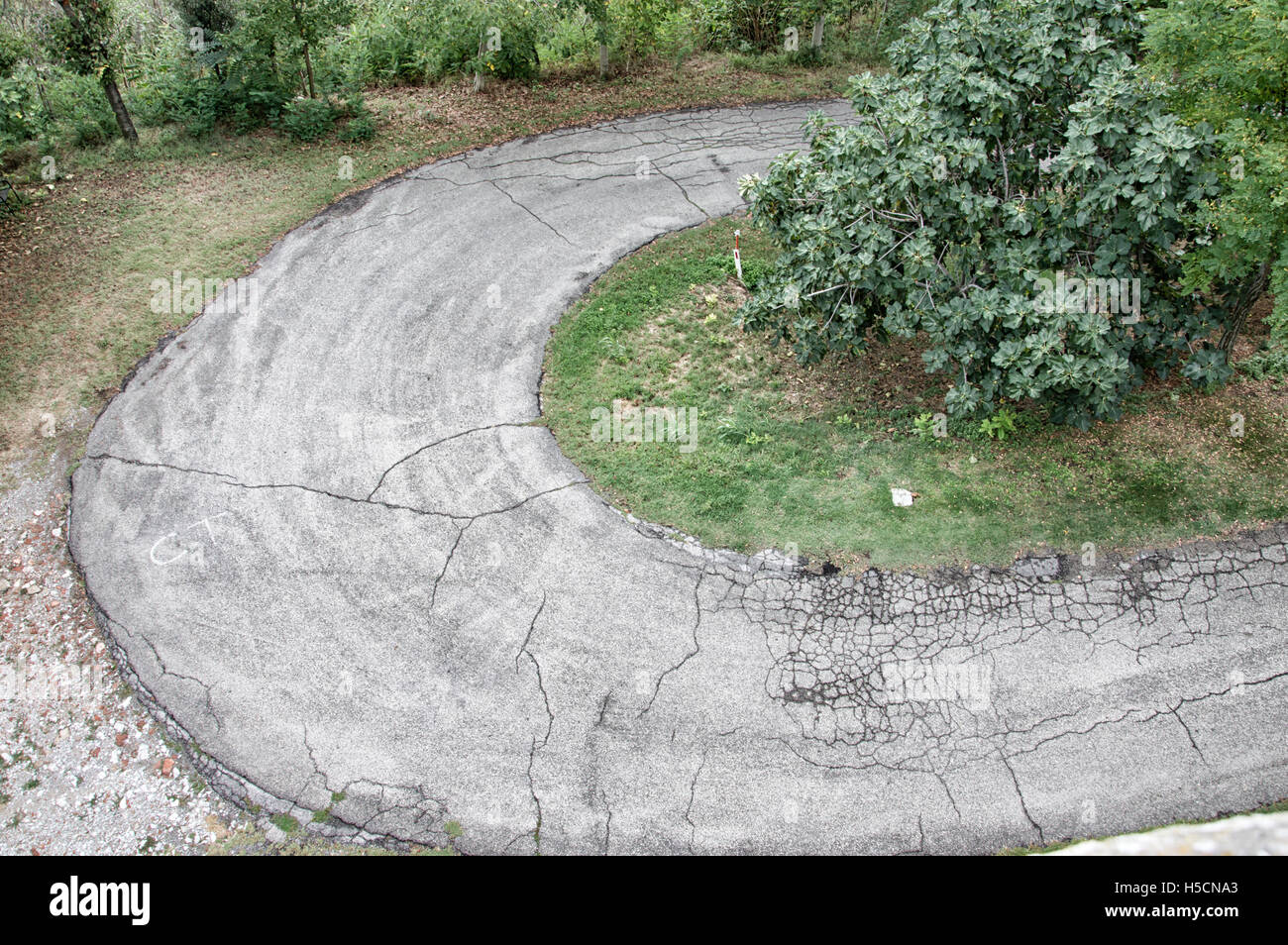 Curve in empty street hi-res stock photography and images - Alamy