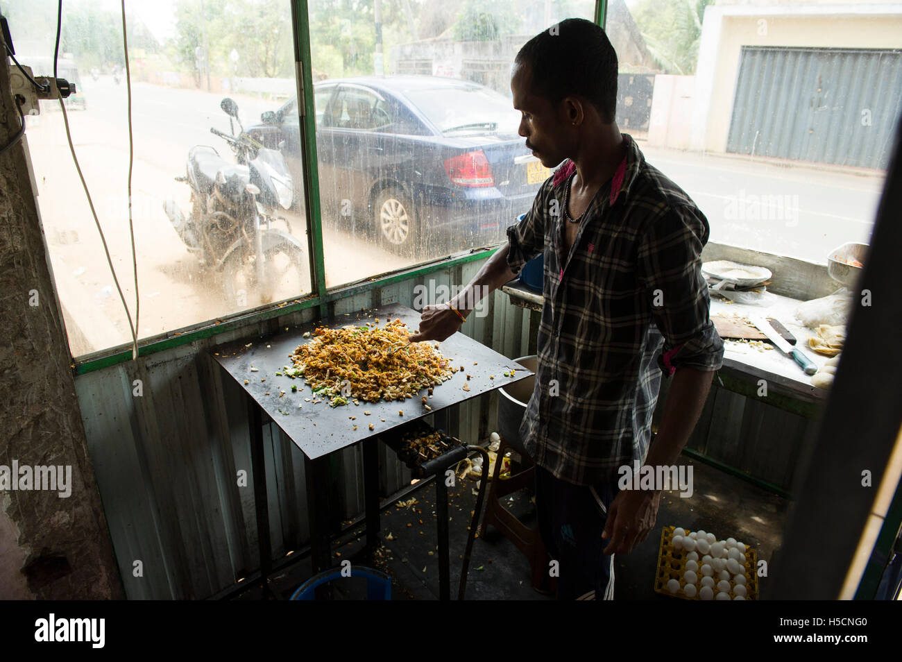 Man preparing Kottu roti in a roadside restaurant, Jaffna, Sri Lanka ...