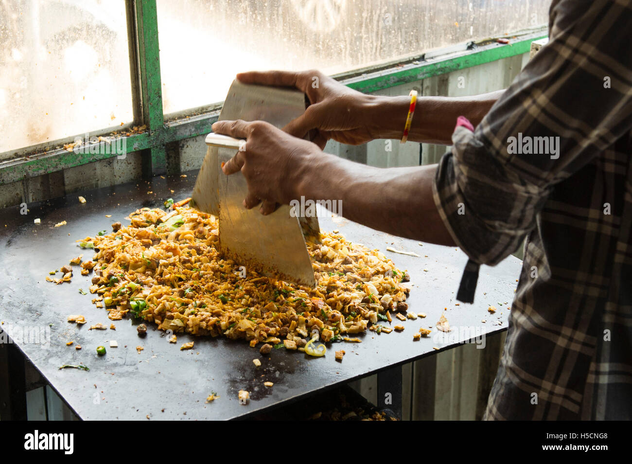 Man preparing Kottu roti in a roadside restaurant, Jaffna, Sri Lanka ...