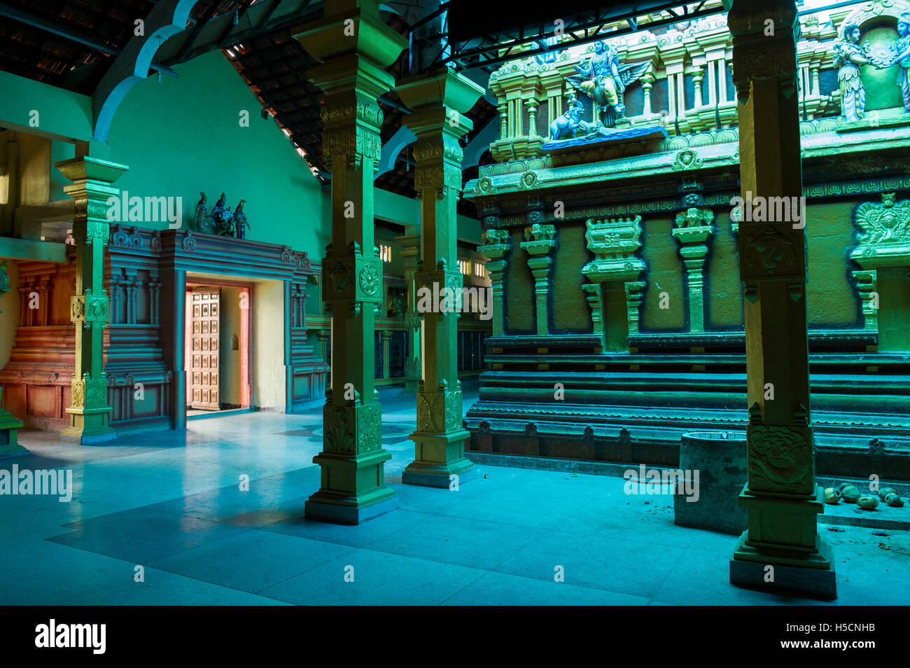 Hindu temple interior hi-res stock photography and images - Alamy