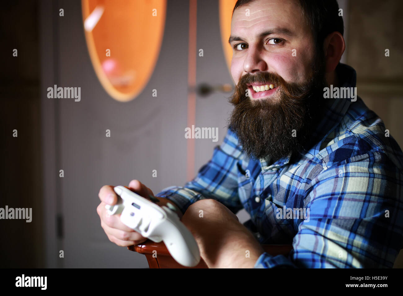 man bearded video game play Stock Photo - Alamy
