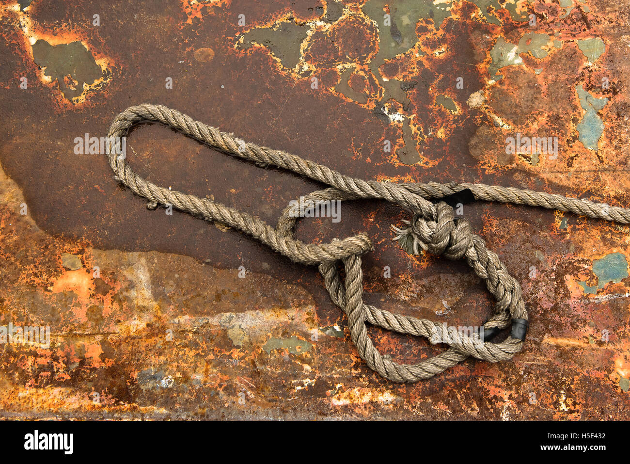 Rusty rope hi-res stock photography and images - Alamy