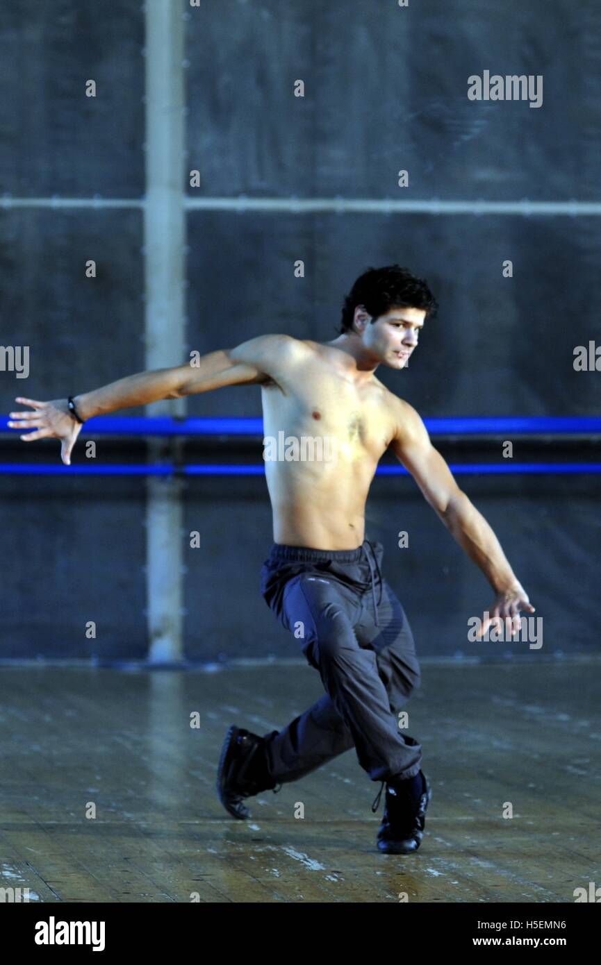 Boy ballet stretch hi-res stock photography and images - Alamy