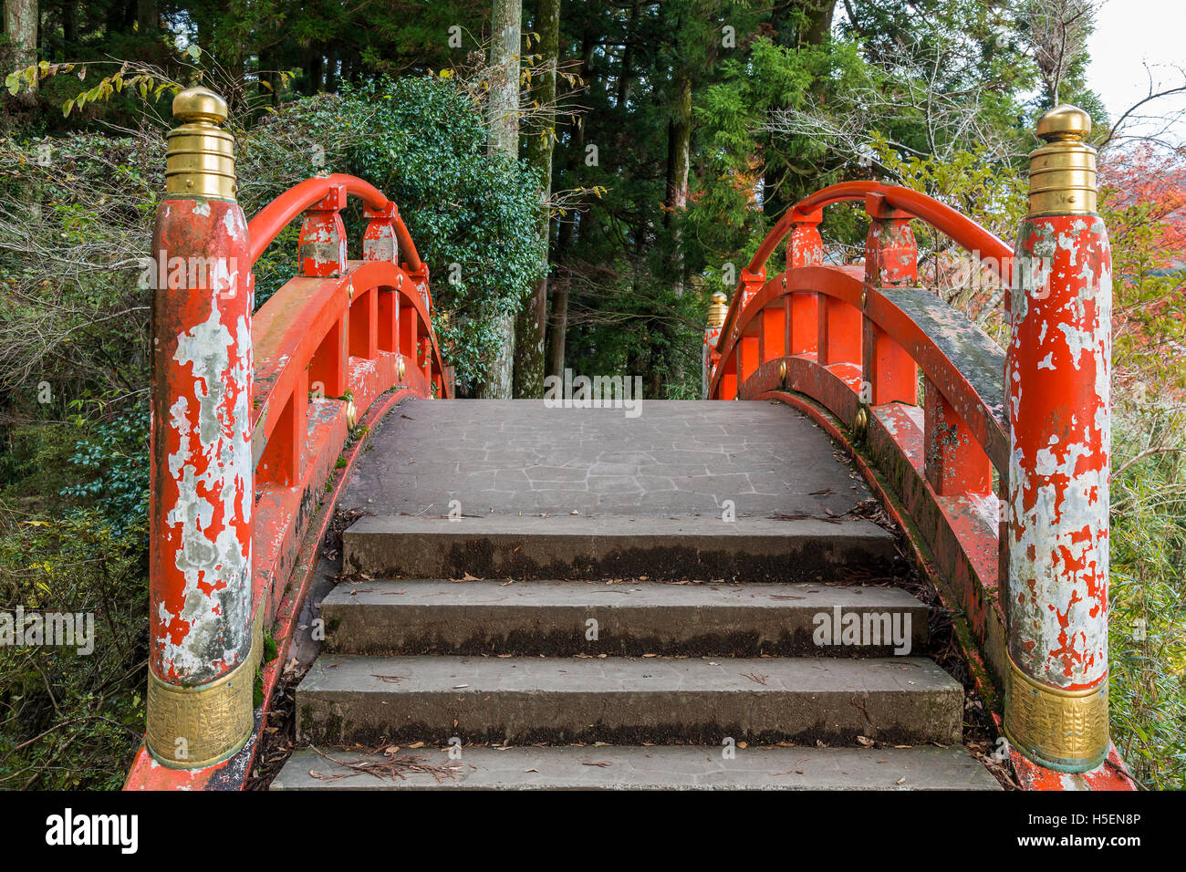 Japanese pedestrian bridge near Hakone lake Stock Photo - Alamy