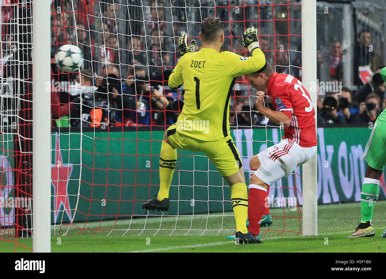 Munich, Germany. 19th Oct, 2016. Bayern Munich's Joshua Kimmich (R ...