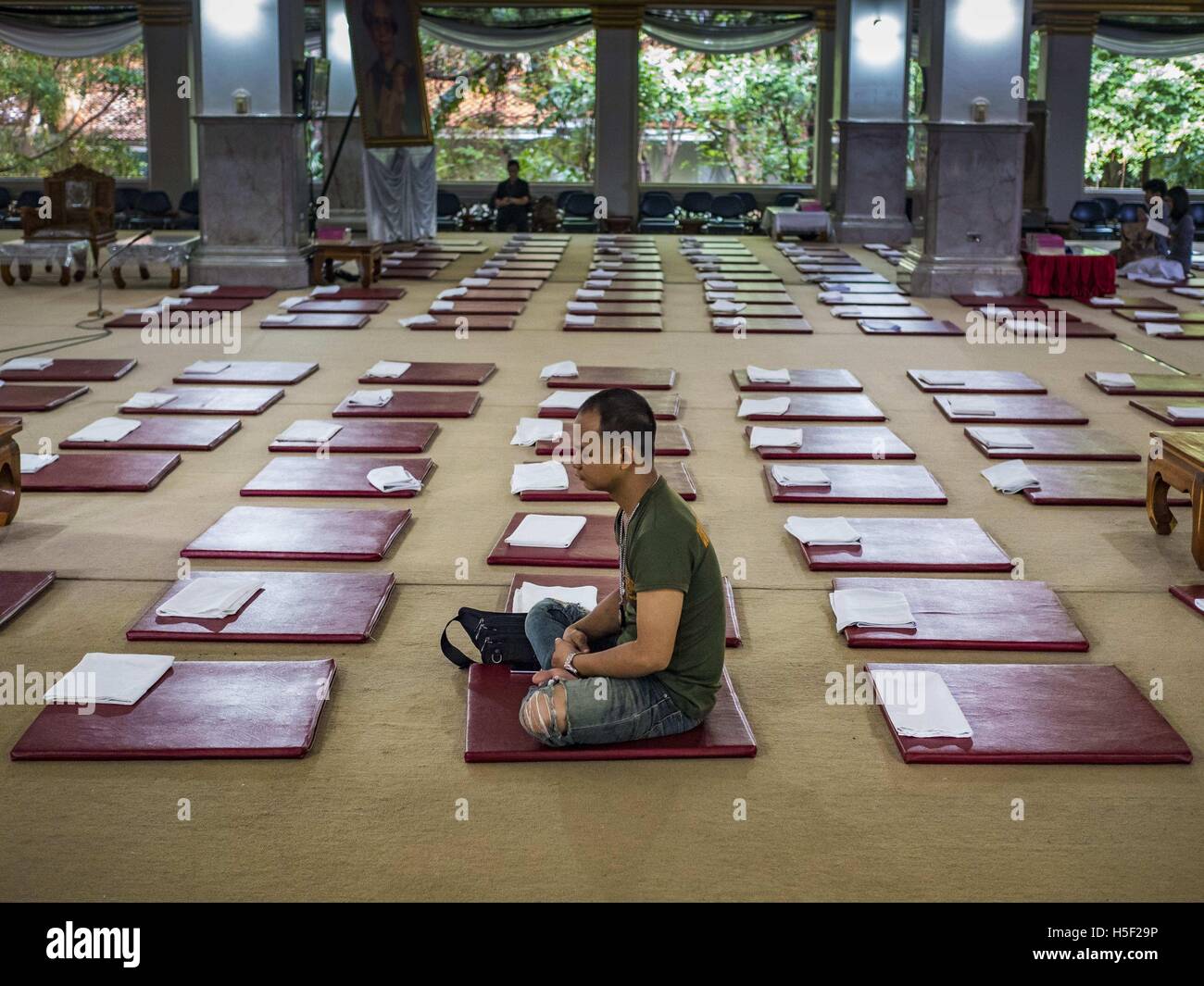 Mourning rama ix hi-res stock photography and images - Alamy